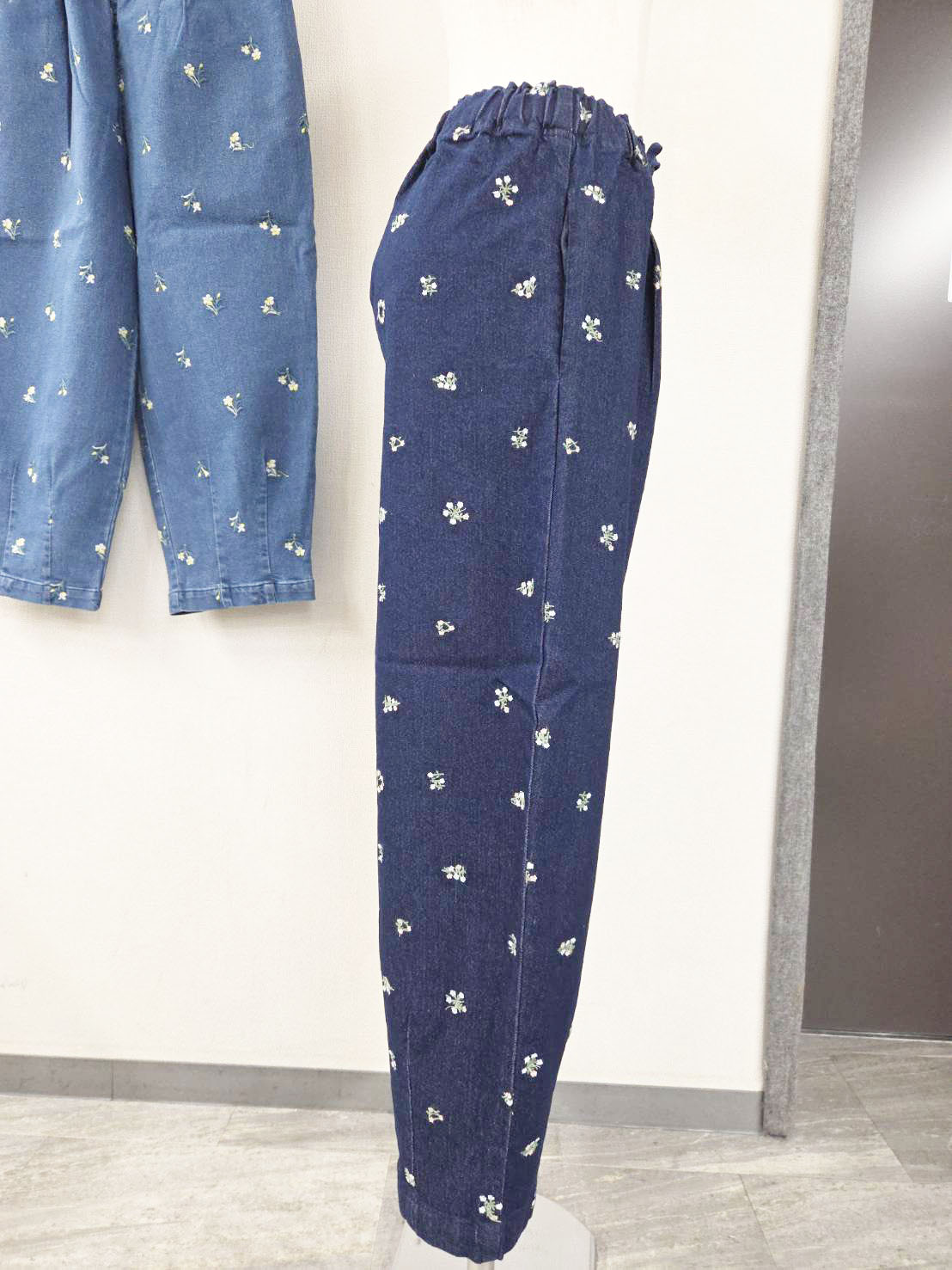 P000 わくらくストレッチデニム総刺しゅうコクーンパンツ（F2KA-760413） | ルートスタイル（大阪店出荷商品）P000,ミセス ...