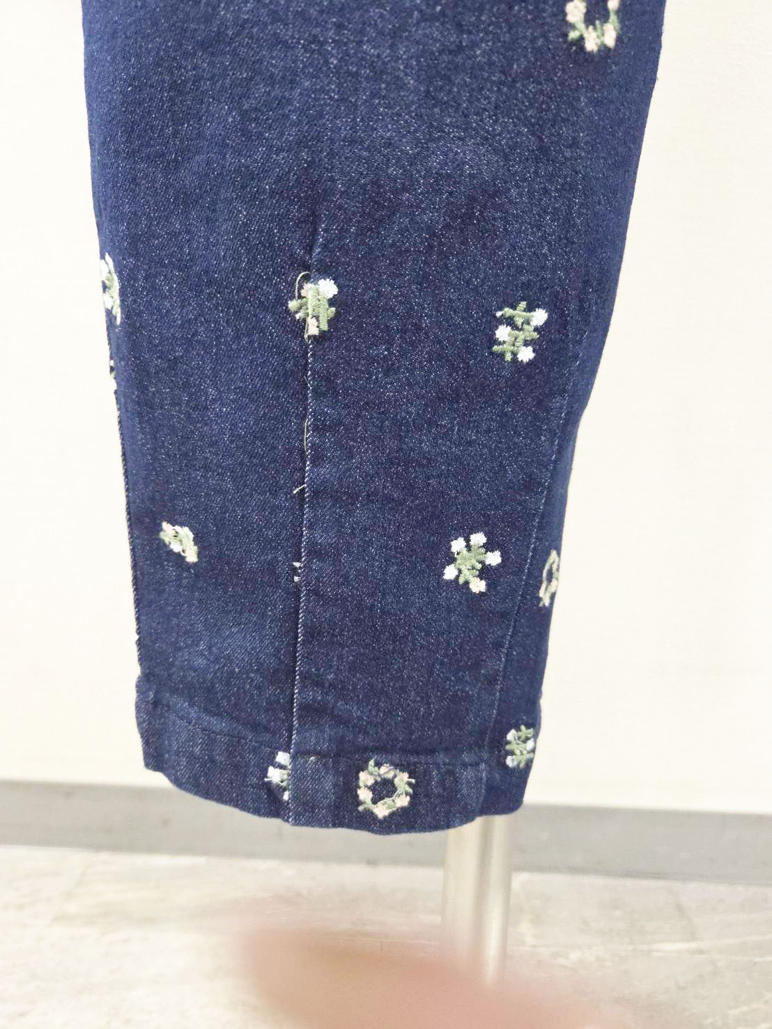 P000 わくらくストレッチデニム総刺しゅうコクーンパンツ（F2KA-760413） | ルートスタイル（大阪店出荷商品）P000,ミセス ...