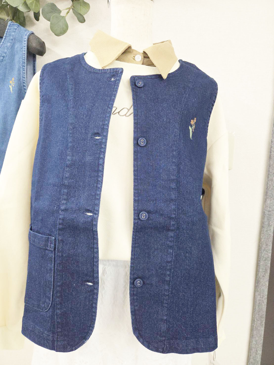 P000 わくらくデニムワンポイント刺しゅうベスト（F2KA-760412） | ルートスタイル（大阪店出荷商品）P000,ミセストータル ...