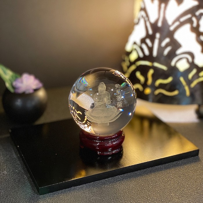レーザー彫水晶 勢至菩薩 10y5-1 水晶 レーザー 木製台座付き 3D 開運 風水 物上 幸運 クリスタル クリスタルボール レーザー彫刻 溶錬水晶玉 卓上 インテリア 人工水晶 ...