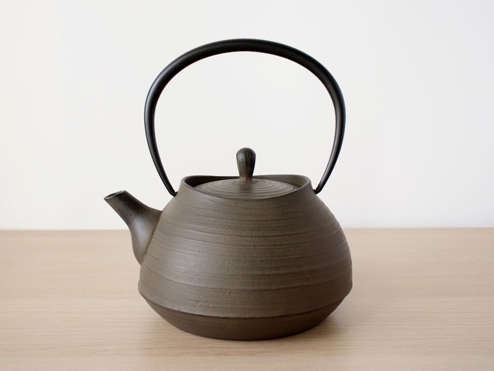 南部鉄器 壱鋳堂（ ITCHU-DO ）鉄瓶 刷毛目 さび茶仕上げ 1L | キッチン・ハウスキーピング,キッチン,南部鉄器 | 雑貨のお店 セレクト・ペンギン 本店