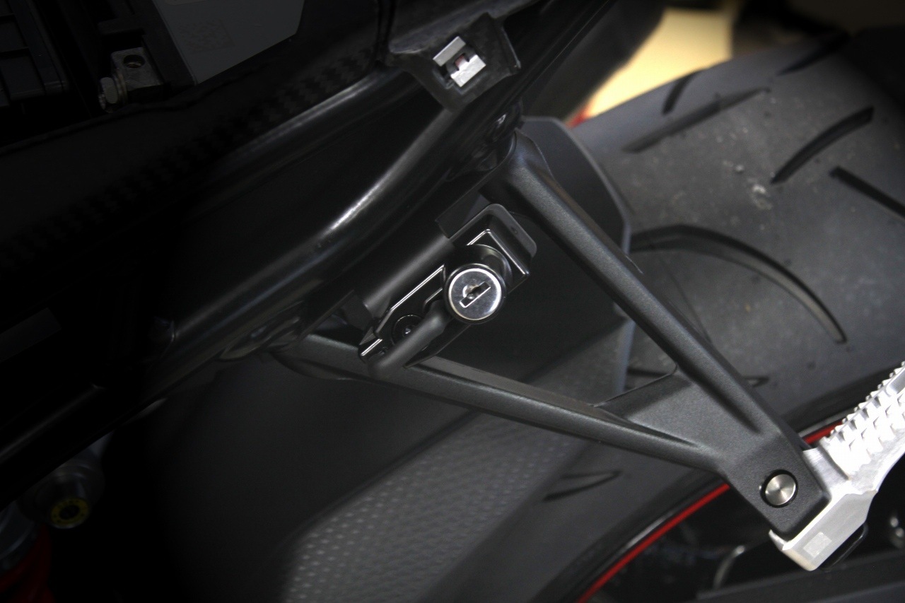 SPEEDRA ヘルメットロック S1000RR 19- | すべての商品 | | 株式会社SSK｜バイク、車のカスタムパーツメーカー