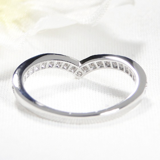 Pt950 中石付きV字ダイヤモンドリング【0.20ct】