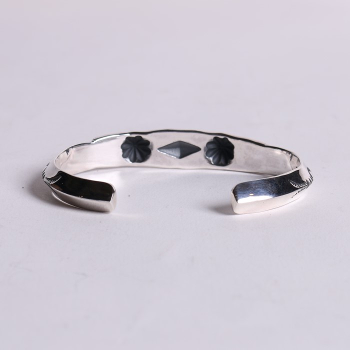 BR-0164 FLAT TRIANGLE BANGLE 2 SHELL | LARRY SMITH,BRACELET | WESTERN RIVER ONLINE STORE